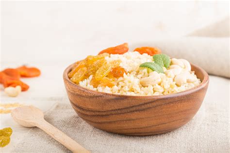 말린 살구 건포도 캐슈를 흰 나무 배경과 린넨 섬유에 새는 벌거 죽 측면 보기 클로즈업 선택적 초점 터키 전통 요리 0명에 대한 스톡 사진 및 기타 이미지 Istock