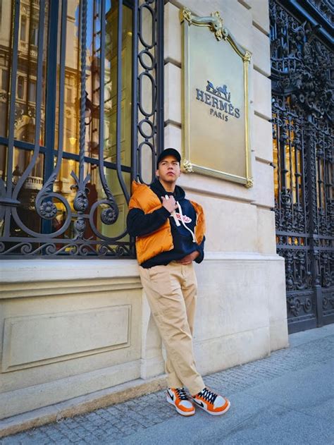 집 밖의 간판 거리 건물 건축 고급 관광 낮 대도시 도시 도시 풍경 도시의 라이프스타일 럭셔리 반사 보도 부티크 브랜드 상류층의 상징적인