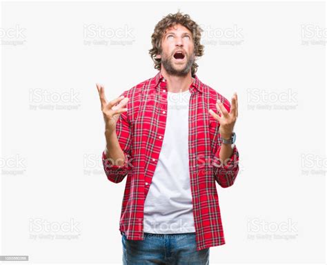 격리 된 배경 미친 고 미친 소리와 적극적인 식와 팔 제기 함 잘생긴 히스패닉 모델 남자 좌절 개념입니다 감정에 대한 스톡 사진 및 기타 이미지 Istock