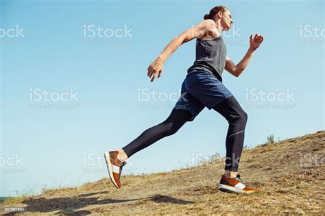스포츠를 실행합니다 아름 다운 자연에서 야외 역주 하는 남자 러너 맞는 근육 질의 남자 선수 훈련 트레일 마라톤 실행 실행 건강한 생활방식에 대한 스톡 사진 및 기타 이미지