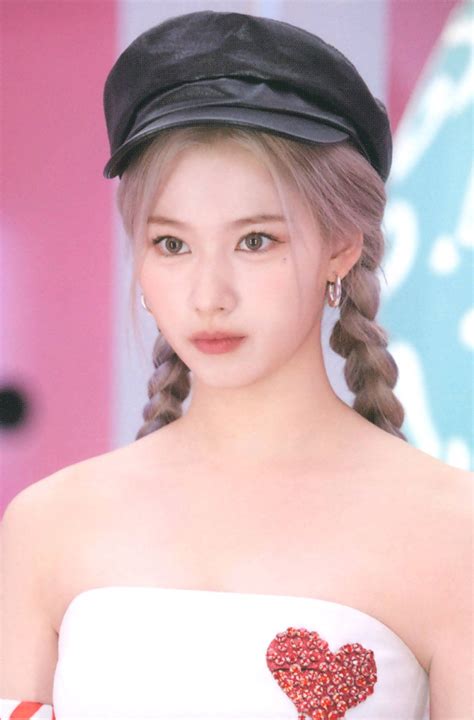Pin By Andreza Lee On Sana Minatozaki Aesthetic Girl Beautiful Asian