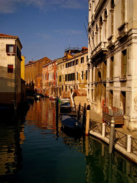 무료 이미지 보트 강 운하 도시 풍경 여행 유럽 저녁 반사 차량 베니스 수로 물줄기 베네치아 채널 곤돌라 이탈리아 사람 지형 지리적 특징