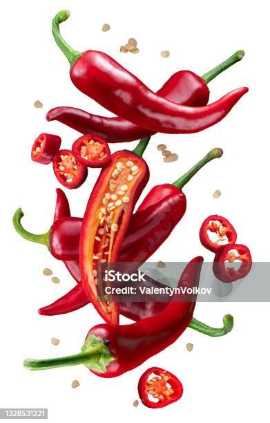 신선한 붉은 고추 와 고추 고추의 단면 에 떠 있는 씨앗 파일에는 클리핑 경로가 포함되어 있습니다 칠리고추에 대한 스톡 사진 및 기타 이미지 Istock