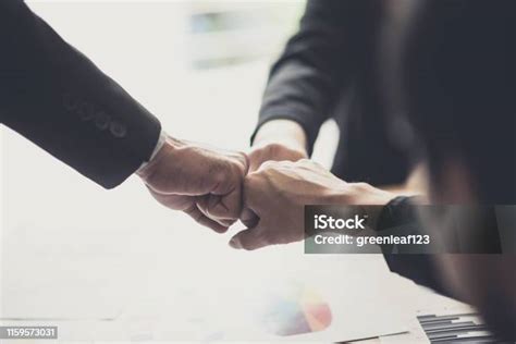 성공과 승리 개념 사무실에서 승리를 축하하는 행복한 비즈니스 팀 개념에 대한 스톡 사진 및 기타 이미지 개념 개념과 주제 경영자 Istock