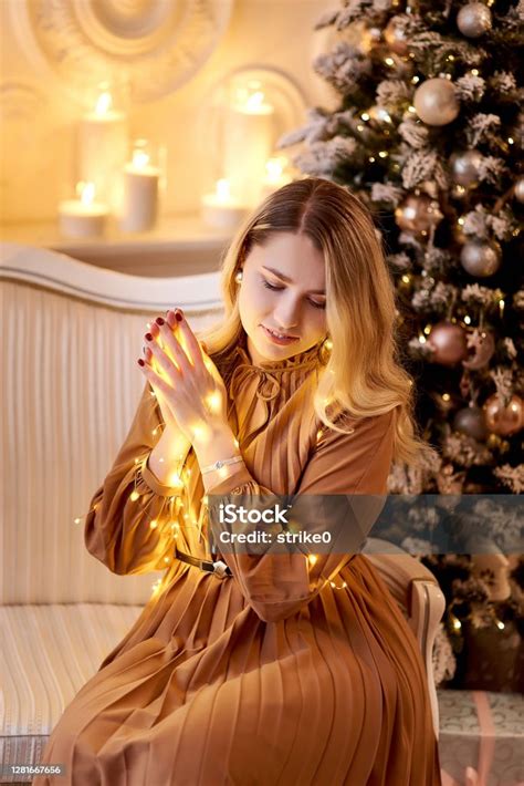금발 머리를 감싸고 모래 색 드레스를 입은 아름다운 소녀 12월에 대한 스톡 사진 및 기타 이미지 12월 30 34세 가정의 방 Istock