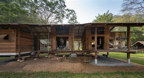 บ้านอิงสุข บ้านไม้พื้นถิ่นชั้นเดียว ที่ผสานแนวคิดภาคเหนือและใต้ บ้านและสวน