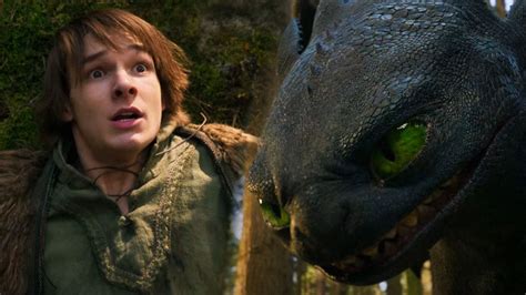 Иккинг впервые знакомится с Беззубиком в новом трейлере ремейка «Как приручить дракона Звезды