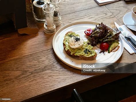 나무 테이블에 카페가 게에서 커피와 삶은 계란 아보카도 계란 베네딕트 갈색에 대한 스톡 사진 및 기타 이미지 갈색 노랑
