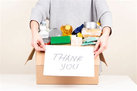 식료품 제품과 비문 카드와 카드 상자를 들고 여자 손 감사합니다 상자에 음식을 수집 자원 봉사자 기부 자선 푸드 뱅크 가난한 가족 이민자 난민에 대한 도움 감사합니다에 대한