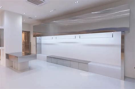 스틸로 미니멀한 컨셉을 완성한 20평 패션 매장 인테리어