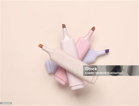 베이지색 파스텔 배경에 마커 또는 컬러 펠트 펜 크리에이티브 레이아웃 0명에 대한 스톡 사진 및 기타 이미지 0명 개념 개념과 주제 Istock