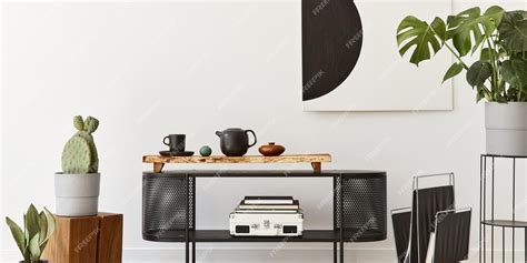 검은색 세련된 변기 의자 모의 예술 그림 램프 식물 장식 및 가정 장식의 우아한 액세서리가 있는 현대적인 거실의 인테리어 디자인 주형 프리미엄 사진