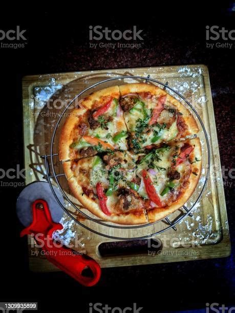 음식점 이나 피자 가게에 대 한 개념 홍보 전단지 및 포스터 맛 페퍼로니 피자와 템플릿 모짜렐라 치즈와 텍스트에 대 한 복사 공간 로고에 대한 스톡 사진 및 기타 이미지