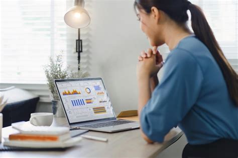 Premium Photo Analyst Woman Working With Information Database To