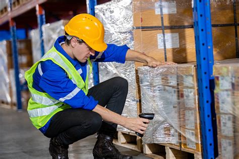 안전 유니폼과 안전모 작업자 스캔 상자를 착용한 남자 전문 작업자가 창고 선반에 있는 제품을 검사합니다 35 39세에 대한 스톡 사진 및 기타 이미지 Istock