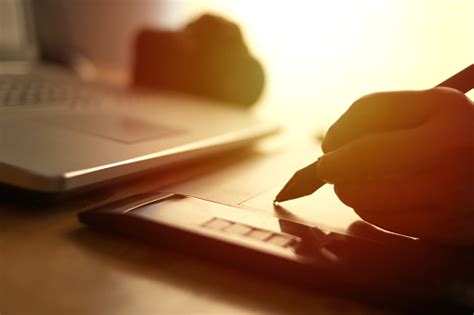 랩톱 컴퓨터 와 펜타블 그래픽 태블릿에서 작업 익명 디자이너 흐릿한 실루엣 그래픽 디자이너에 대한 스톡 사진 및 기타 이미지 그래픽 디자이너 책상 일함 Istock