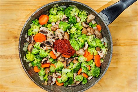 원료 요리 준비 완료 치킨 스튜 유럽 요리 버섯 작은 양파 및 기타의 장식으로 요리를위한 조리법 가정 주방에 대한 스톡 사진 및 기타 이미지 Istock