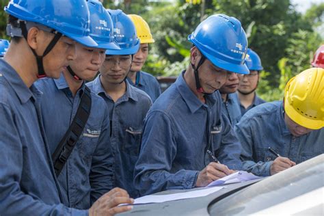 ဝူကျိုးမြို့ လျှပ်စစ်လုပ်သားများသည် မြင့်မားသောအပူဒဏ်အောက် လိုင်း စစ်ဆေး ပြုပြင်ခြင်းများ ဆောင်ရွက်