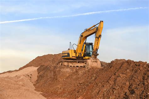 토공 굴삭기 노천 채굴 백호는 채석장에서 땅을 파고 있습니다 건설 현장에서 굴착 중인 중장비 기초 기초에 굴착기 굴착 계약자 0명에 대한 스톡 사진 및 기타 이미지 Istock