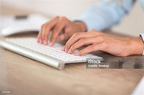 비즈니스 여자 투자 컨설턴트 분석 회사 데스크톱 컴퓨터에 문서 작업 보고서 대차 대조표 문 인감 Staff Meeting에 대한 스톡 사진 및 기타 이미지 Istock