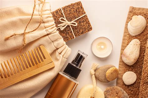 스파 및 웰빙 개념 천연 커피 스크럽 비누 오일 화장품 스프레이 박리 모래 돌 수건 천연 나무 헤어 콤 각질제거에 대한 스톡 사진 및 기타 이미지 Istock