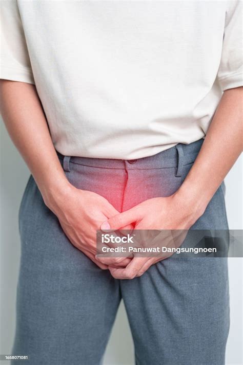 전립선 또는 방광 통증이 있는 노인 전립선암 전립선 비대증 전립선염 질환 갑상선 기능 저하증 남성 불임 건강 및 세계 암의 날 개념 11월에 대한 스톡 사진 및 기타 이미지