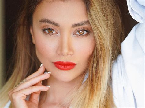 Зоряна візажистка розповіла як малювати брови яких немає