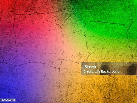 빨강 파랑 초록 노랑 분홍색 배경입니다 그라디언트 다채로운 추상 거친 질감 균열이있는 착색 된 벽 디자이너를 위한 텍스트 공간이 있는 아름다운 배경 0명에 대한 스톡 벡터
