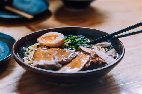Flavorful 계란 국수 국수 접시 도시 식사 도쿄 도쿄 다이닝 도쿄 레스토랑 도쿄 수프 도쿄도 돼지고기