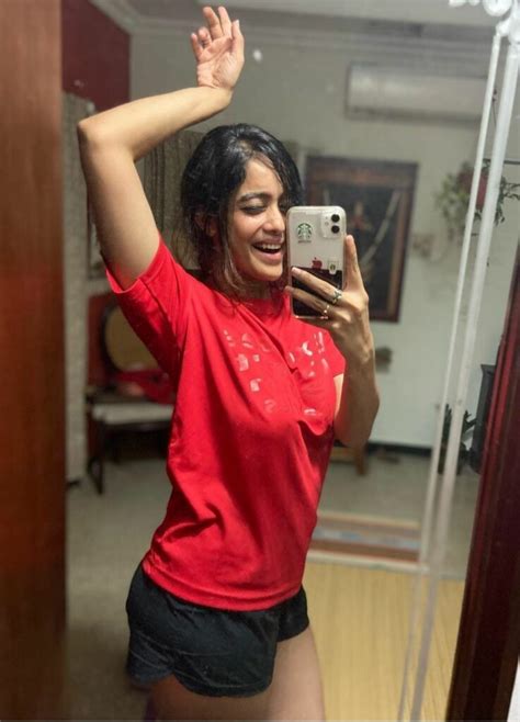 ஒரு பக்கம் கழட்டி விட்டு உள்ள ஒன்னும் போடலையா சூடேற்றும் பிக் பாஸ்