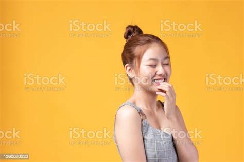 캐주얼 한 여름 옷에 아름 다운 젊은 아시아 소녀 모델 긴 머리의 초상화 느낌 미소 행복 하 고 흰색 배경에 고립 된