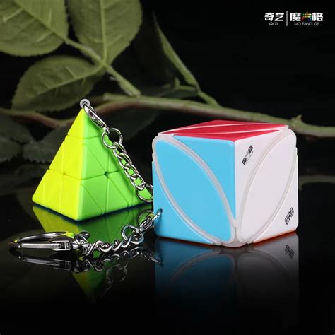 Qiyi Ivy Pyraminx Cube Keychain Cubein