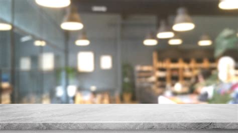 빈 흰색 대리석 돌 테이블 상단과 흐린 보케 카페와 빈티지 필터와 내부 배경을 복원 디스플레이 또는 몽타주에 사용할 수 있습니다 제품을 몽타주 0명에 대한 스톡 사진 및