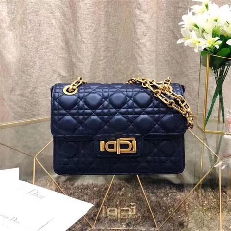 ディオール フラップ バッグ 復刻 青 刺繍入り ハリウッド女優md 2019新作 小さな チェーンショルダー カバン 芸能人 30代。ディオールディオール2019最新の冬と秋のフリップバッグ