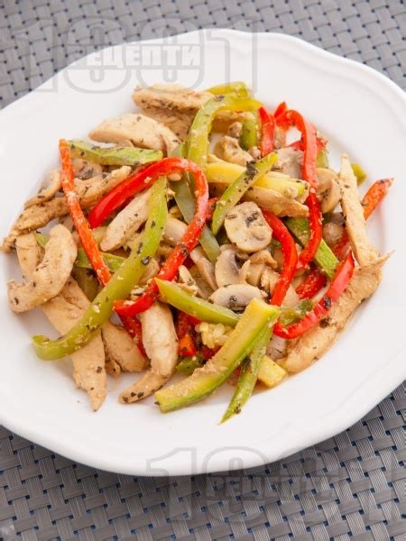 Вкусни пържени пилешки гърди на жулиени със зеленчуци гъби тиквички чушки в сос от сметана и