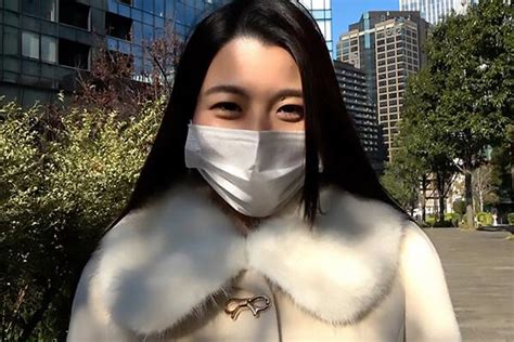 根本佳澄 大手企業で受付嬢をする黒髪ロングヘアのお姉さんがAVデビューして手マンと電マで悶絶する 無料AV動画