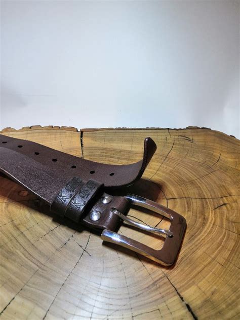 Мужской ремень из натуральной кожи с гравировкой