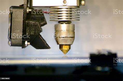 자동 3 차원 3d 프린터는 실험실에서 플라스틱 모델링을 수행합니다 0명에 대한 스톡 사진 및 기타 이미지 0명 3차원 인쇄 사진 이미지 Istock