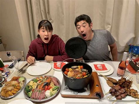 豪華料理を前におどける女子テニス・石井さやかと父のdena石井琢朗コーチ（写真提供hss） スポニチ Sponichi Annex スポーツ