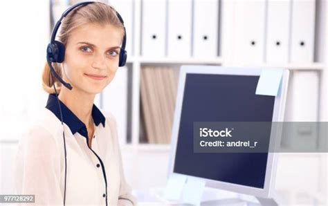 콜 센터 운영자입니다 Pc 컴퓨터와 흰색 사무실에서 헤드셋에 금발 비즈니스 우먼 25 29세에 대한 스톡 사진 및 기타 이미지 25 29세 It 지원 고객 Istock