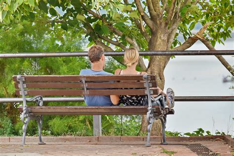 무료 사진 벤치 남자 친구 여자 친구 사랑 파노라마 강둑 공생 자연 정원 여름