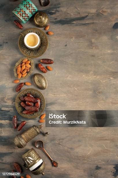 어두운 배경에 말린 날짜와 커피 아랍 전통 요리 냄비 및 날짜 과일 라마단 카림 이드 무바라크 컨셉 맨 위 보기입니다 플랫 레이 복사 공간 0명에 대한 스톡 사진 및 기타