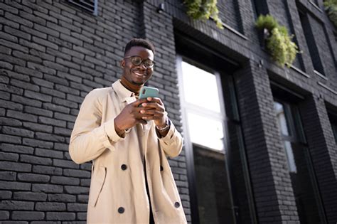 도시 거리에서 포즈를 취하는 잘생긴 아프리카 계 미국인 남성 모델 20 24세에 대한 스톡 사진 및 기타 이미지 20 24세