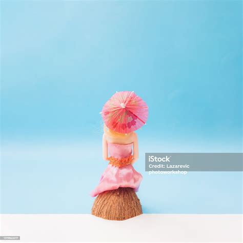 분홍색 여름 드레스를 입고 코코넛에 앉아 우산을 들고 파란 머리를 한 플라스틱 소녀 인형 파란색과 흰색 배경 0명에 대한 스톡 사진 및 기타 이미지 Istock