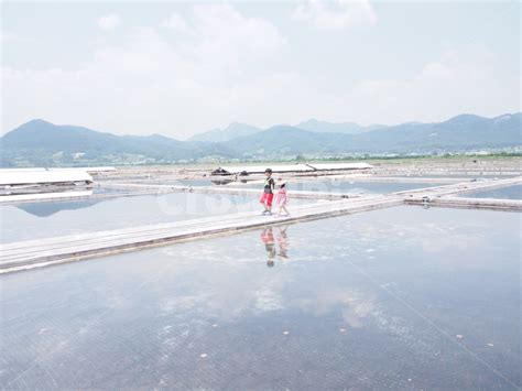 염전 소금 서해 물 하늘 사진 이미지 일러스트 캘리그라피 삐아작가