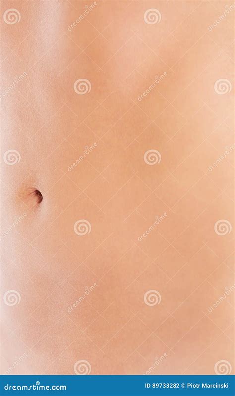Pancia Nuda Esile Della Giovane Donna Fotografia Stock Immagine Di Stare Bello