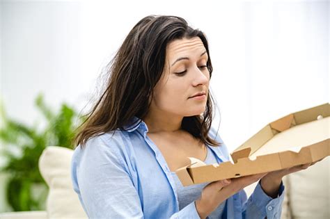 화가 여자는 흰색 배경에 고립 된 빈 종이 피자 상자를 열고있다 가정의 방에 대한 스톡 사진 및 기타 이미지 가정의 방
