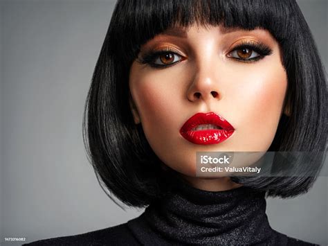 Schönes Brünettes Mädchen Mit Roten Lippen Und Schwarzer Bobfrisur