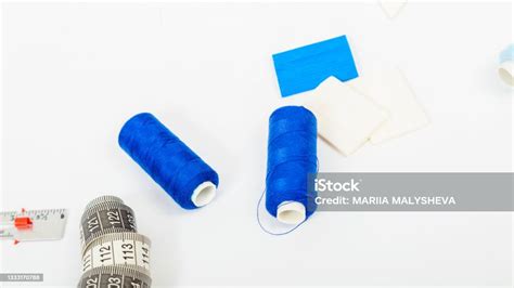 테일러링 액세서리 흰색 테이블 배경에 다채로운 스레드 스풀 파란색 바느질 문자열 예술 수공예 컨셉 0명에 대한 스톡 사진 및 기타 이미지 Istock