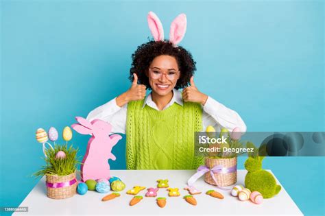 사진 펑키 밀레니엄 브루넷 레이디 엄지 손가락 올라 부활절 착용 녹색 조끼 에 고립 된 블루 컬러 배경 갈색 머리에 대한 스톡 사진 및 기타 이미지 Istock